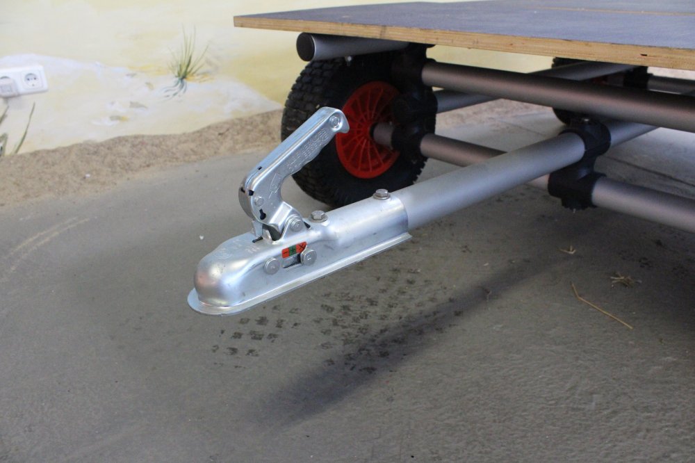 Flatbed truck with trailer coupling
