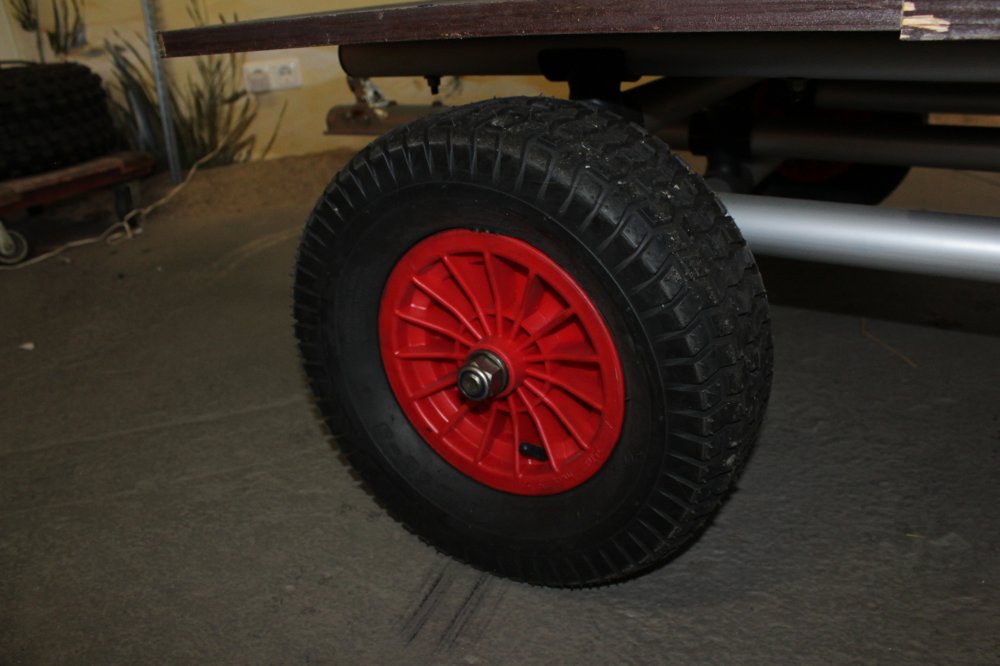 Flatbed truck with trailer coupling