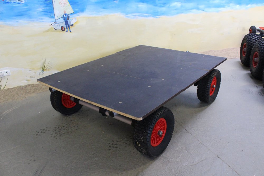 Flatbed truck with trailer coupling